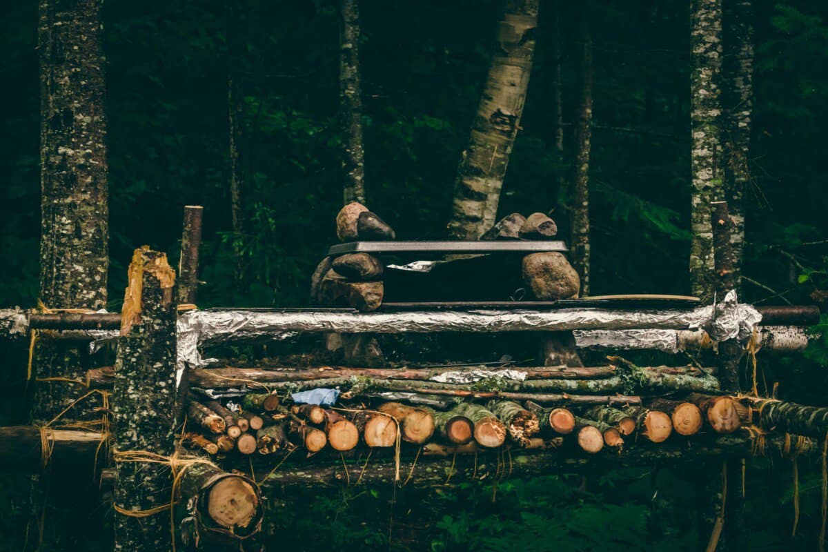 La table à feu, incontournable moyen de cuisson scout