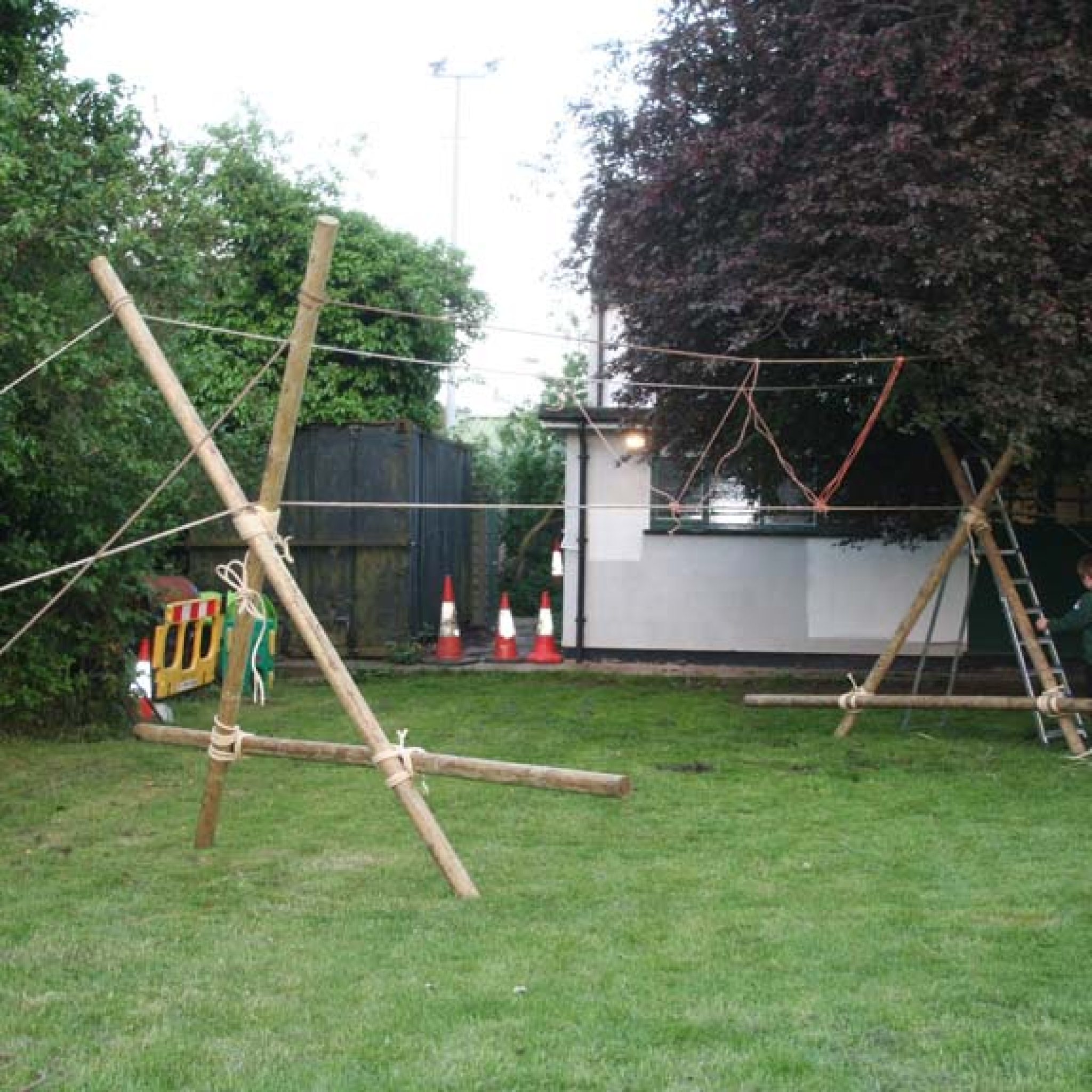 12 idées de constructions de camp scout à faire en 2025